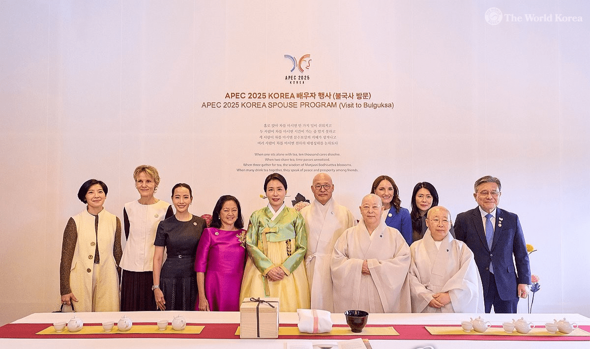 First Lady Kim Hye-kyung Hosts APEC Leaders’ Spouses at Bulguksa Temple