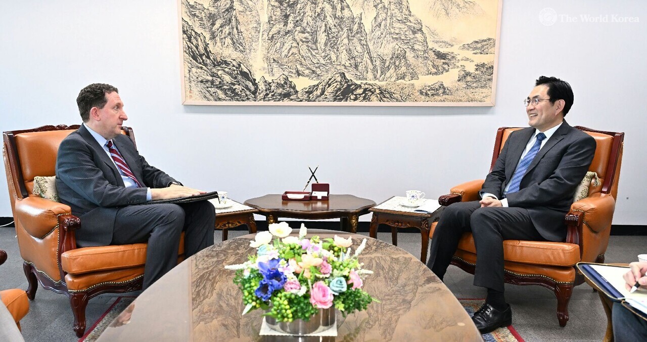 Director-General Chung Yeon-doo Meets Acting U.S. Ambassador James Heller