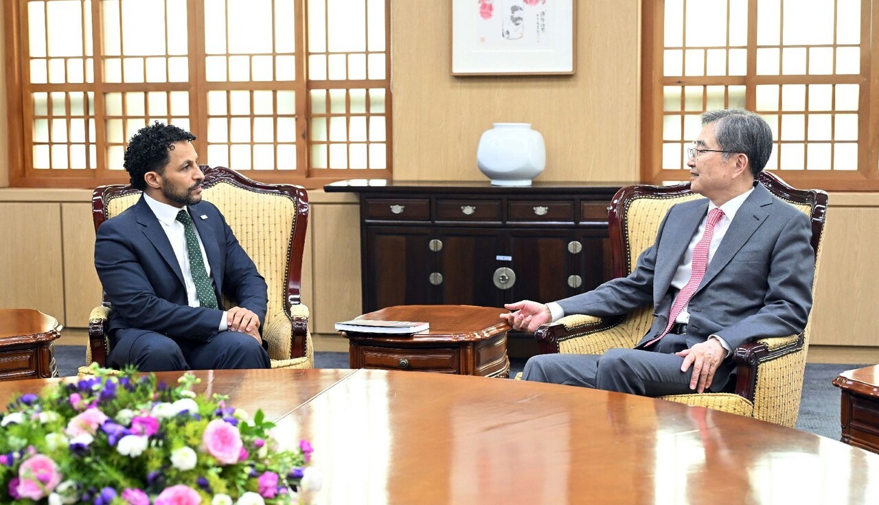 Foreign Minister Cho Hyun Meets MSF International President